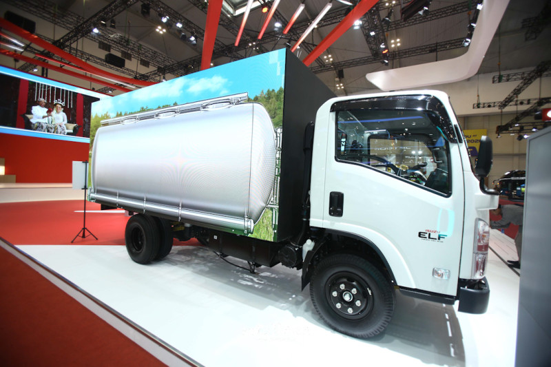 Inovasi Isuzu ELF NMR di GIIAS 2025 – DILENGKAPI LAYAR LED INTERAKTIF ...